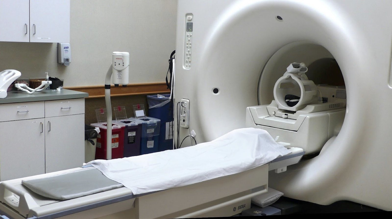 Holding Hands in MRI: Enhancing Connection and Comfort